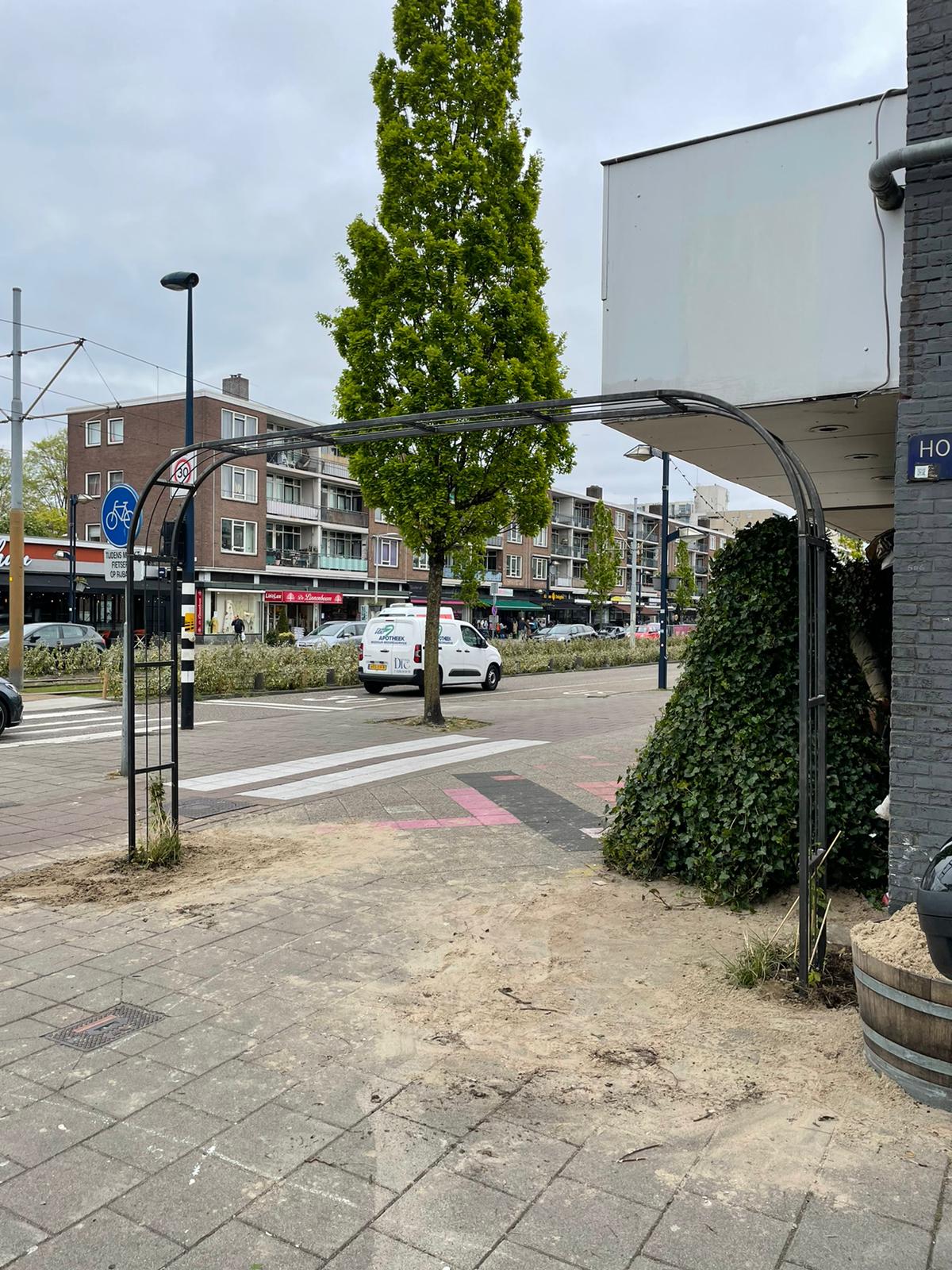 Een fleurig ontvangst aan Tussen Meer met nieuwe rozenbogen ...